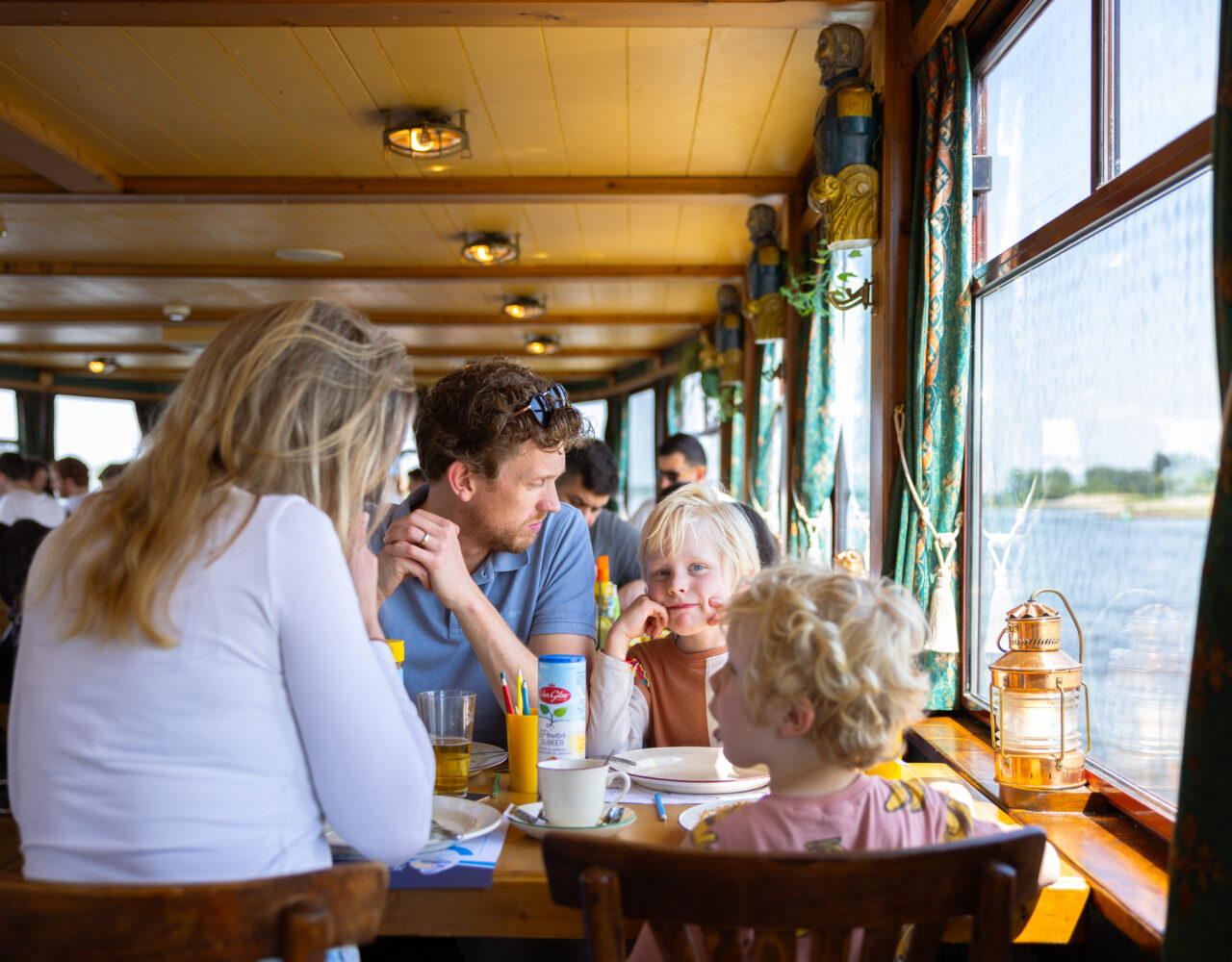 Pancake boat Amsterdam - Sail and eat pancakes!