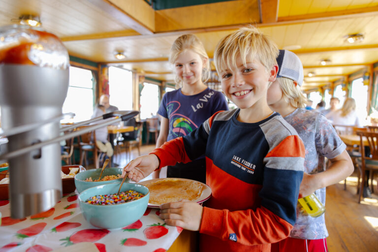 Pancake boat Amsterdam - Sail and eat pancakes!